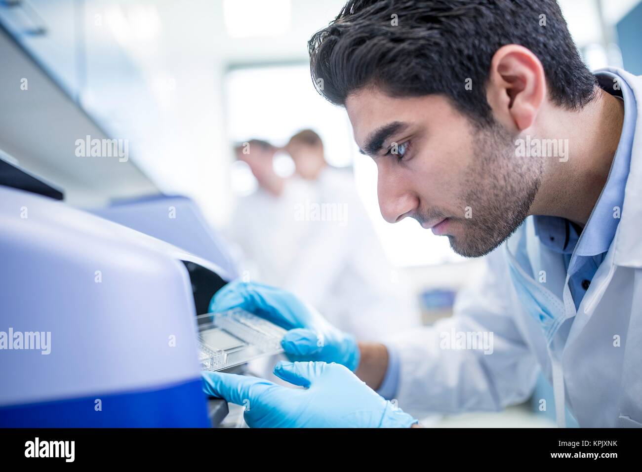 Men scientist hi-res stock photography and images - Alamy