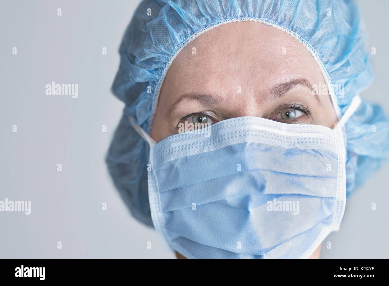 Female surgeon wearing surgical mask, close up Stock Photo - Alamy
