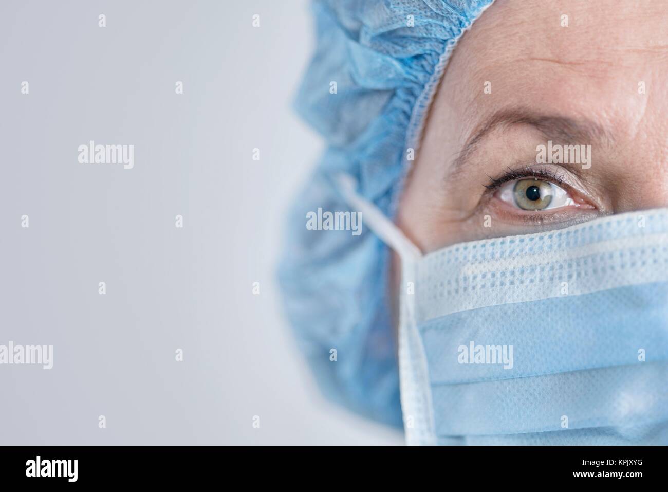 Female surgeon wearing surgical mask and cap, portrait Stock Photo - Alamy