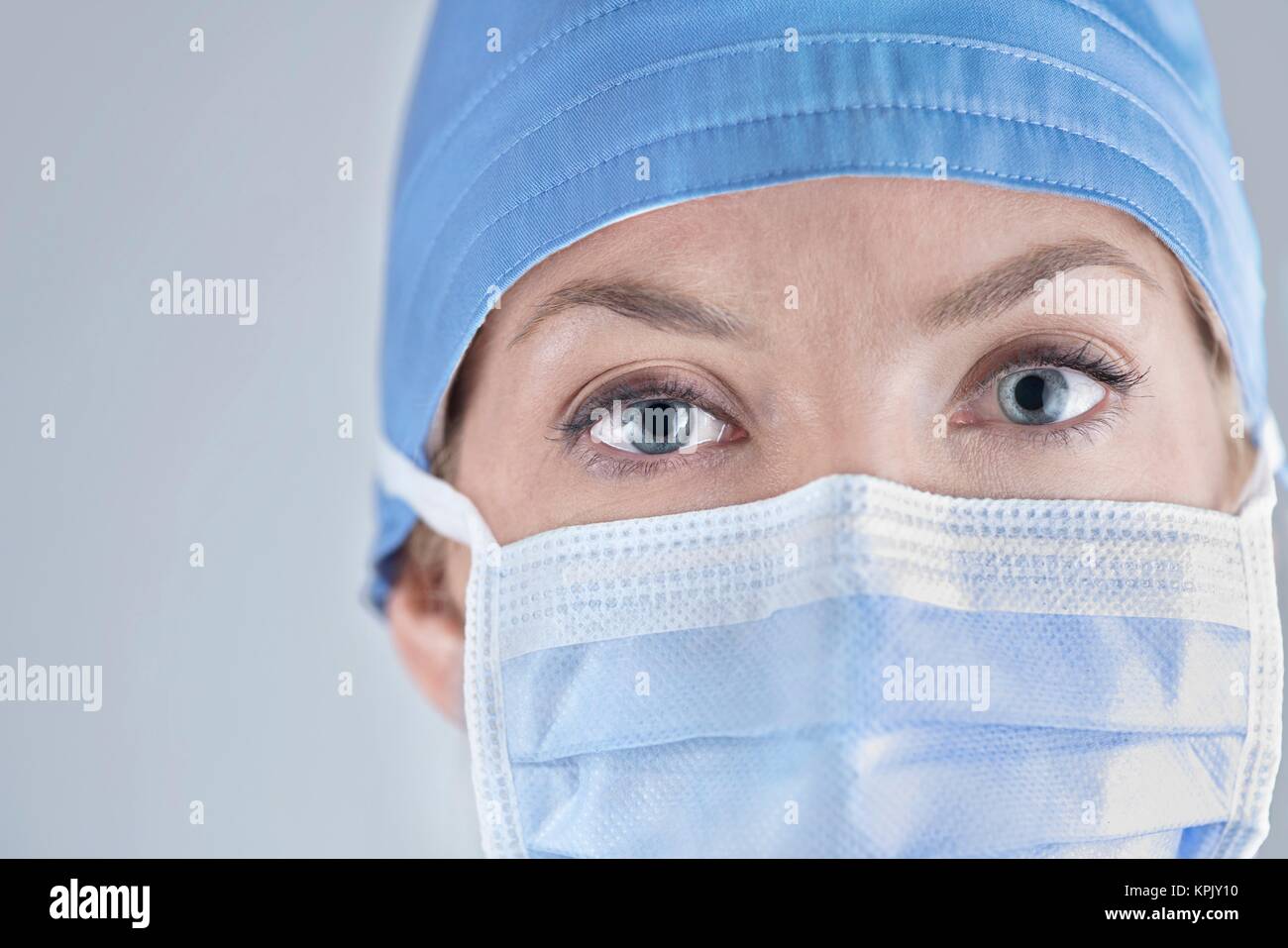 Female surgeon wearing surgical mask, close up Stock Photo - Alamy