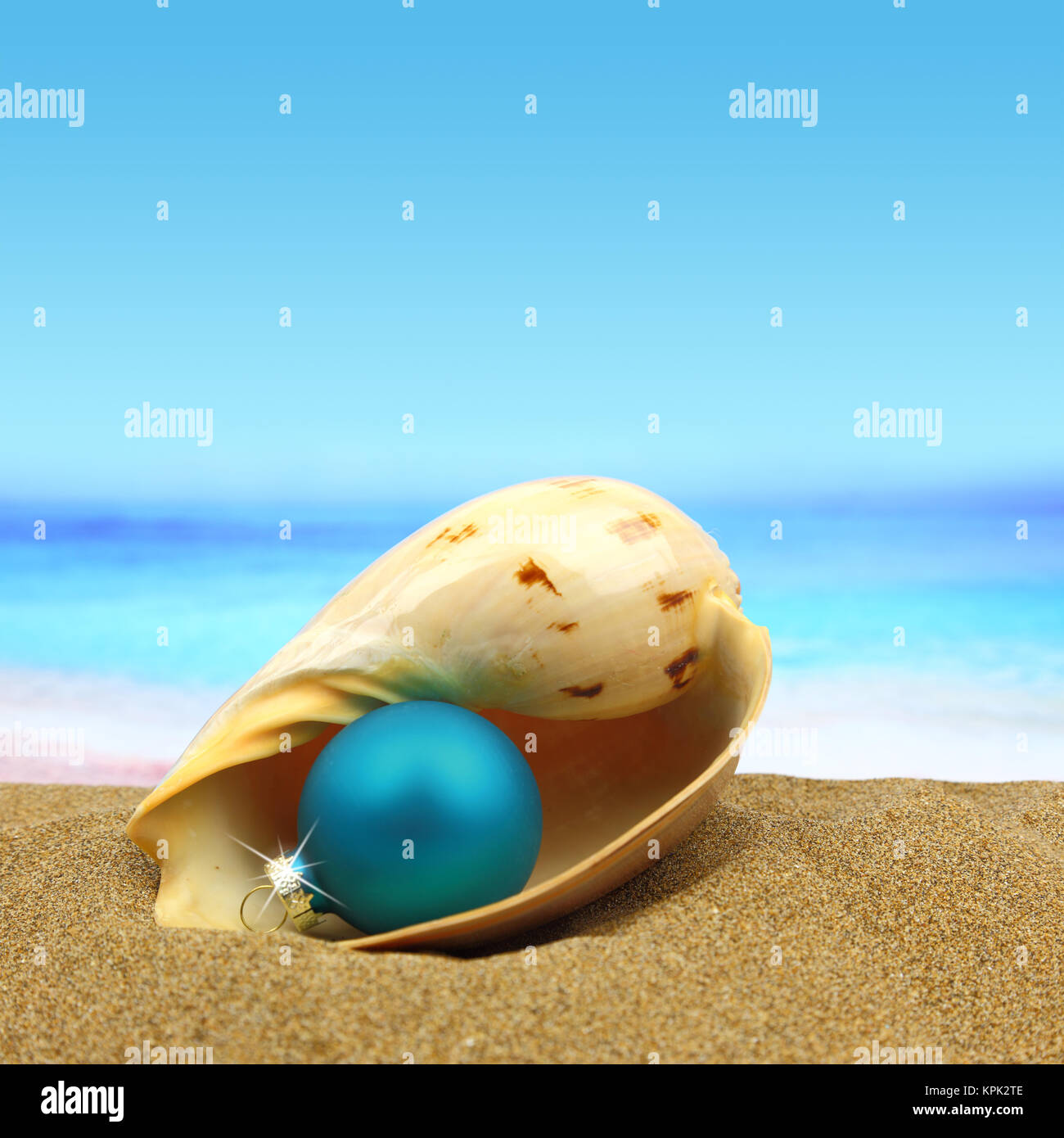 Ball sea beach summer holidays hi-res stock photography and images - Alamy