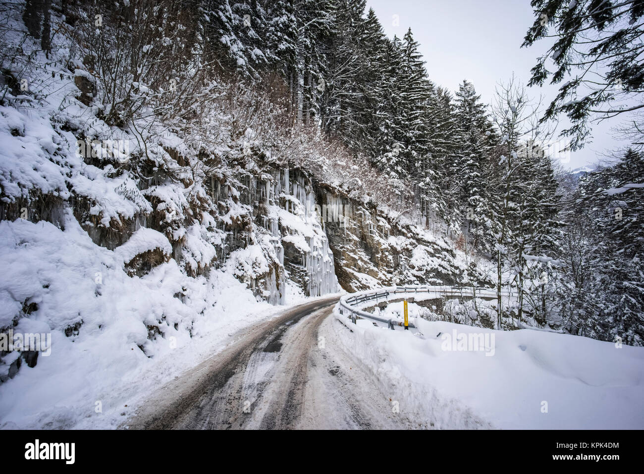Extreme conditions mountainside hi-res stock photography and images - Alamy
