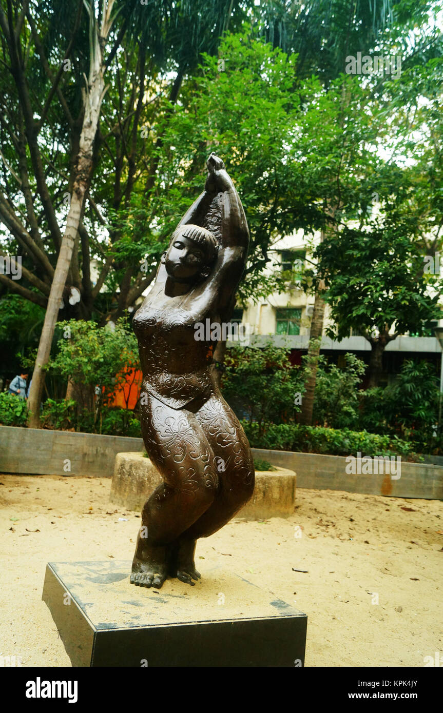 Urban sculpture landscape: female figure statues Stock Photo - Alamy