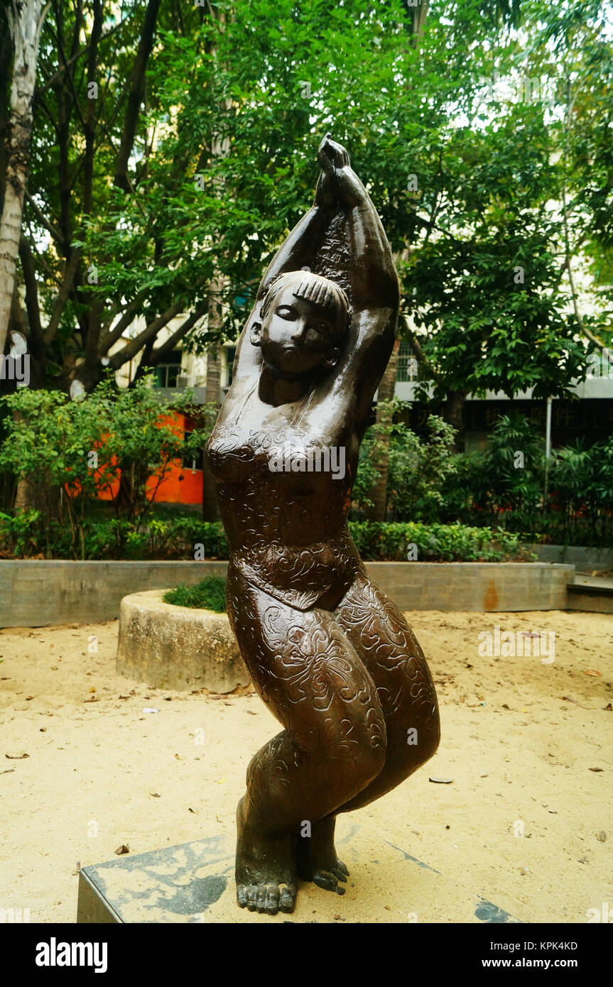 Urban sculpture landscape: female figure statues Stock Photo - Alamy