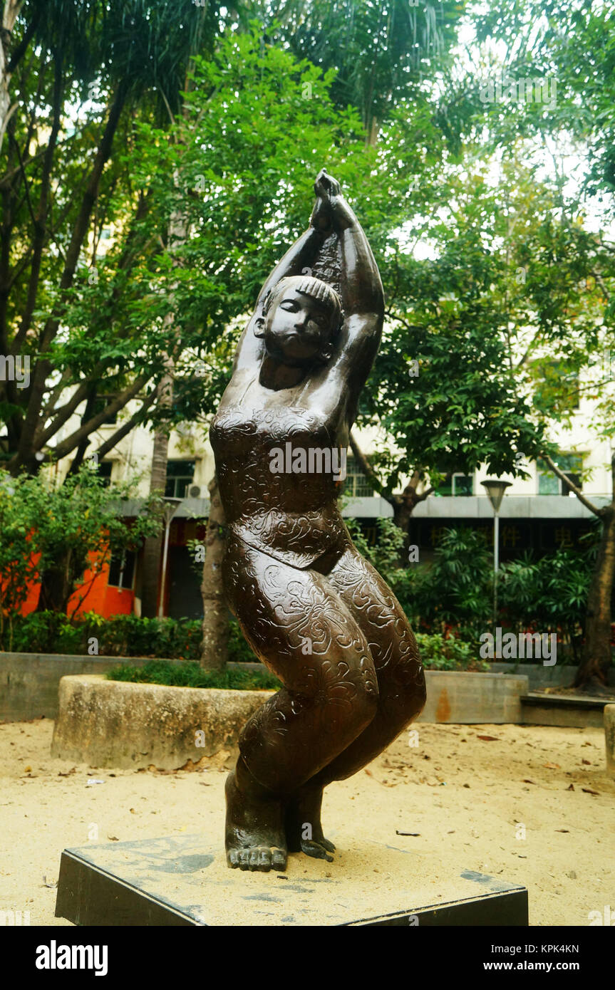 Urban sculpture landscape: female figure statues Stock Photo - Alamy