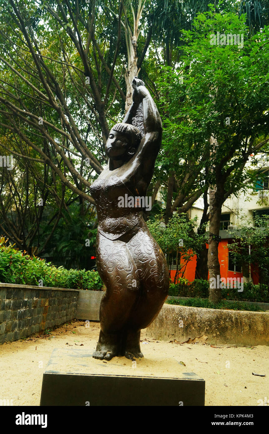 Urban sculpture landscape: female figure statues Stock Photo - Alamy