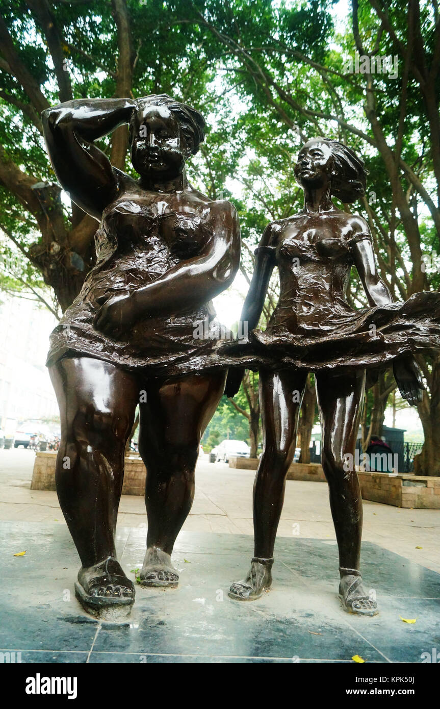 Urban sculpture landscape: female figure statues Stock Photo - Alamy