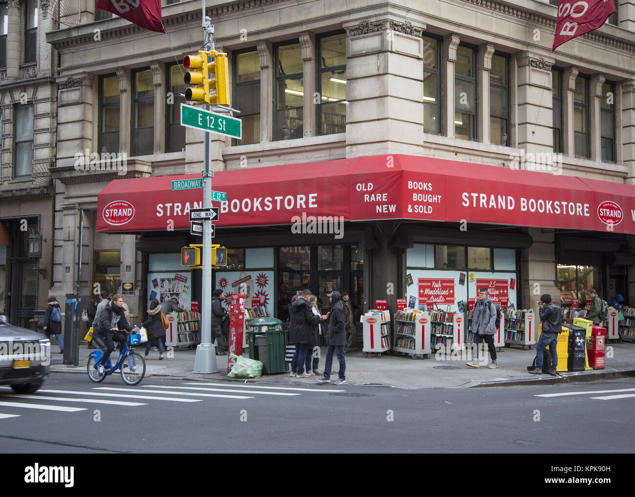 Strand street hi-res stock photography and images - Alamy