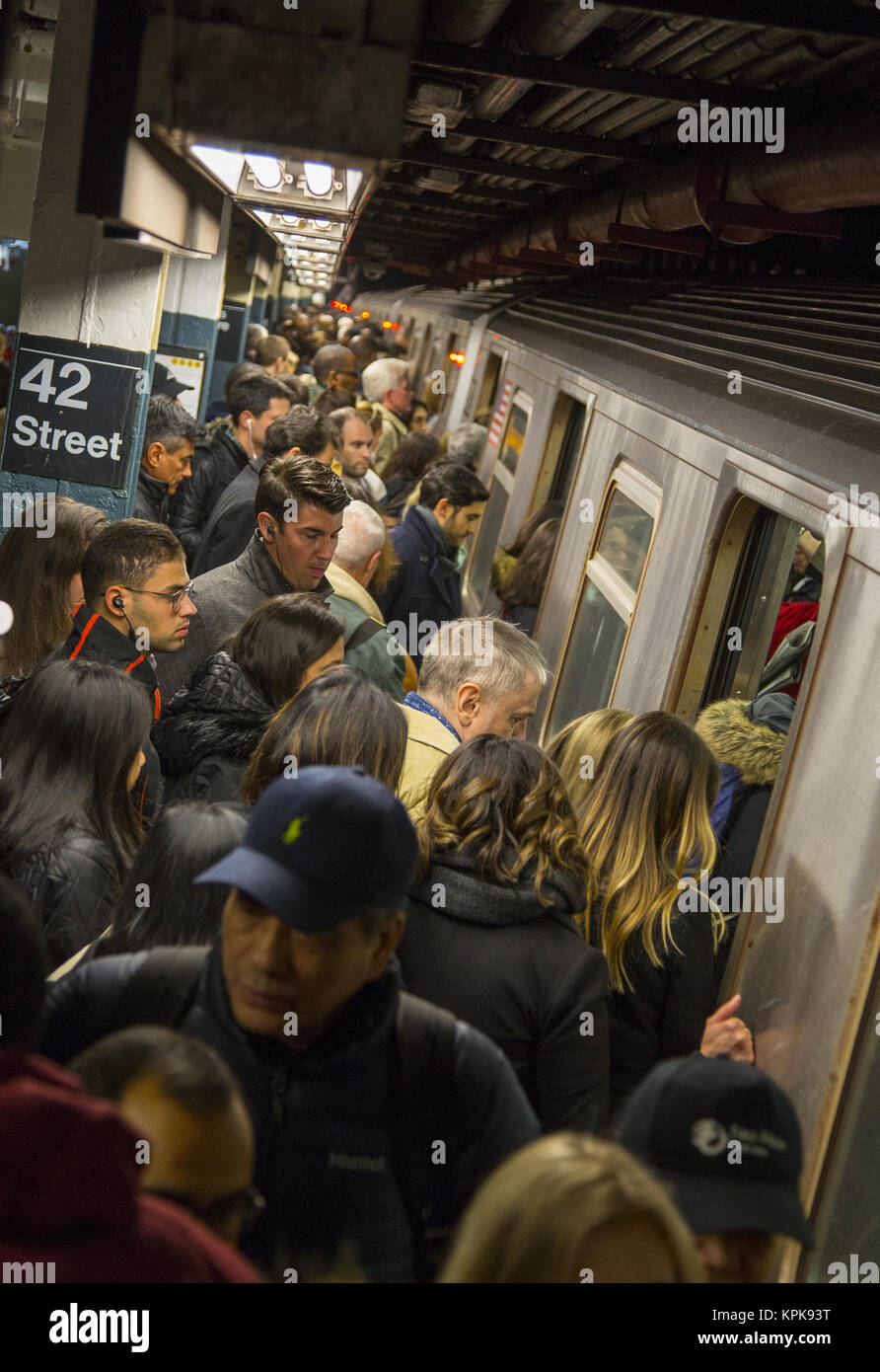 Overly crowded subway train platform during the evening rush hour at ...