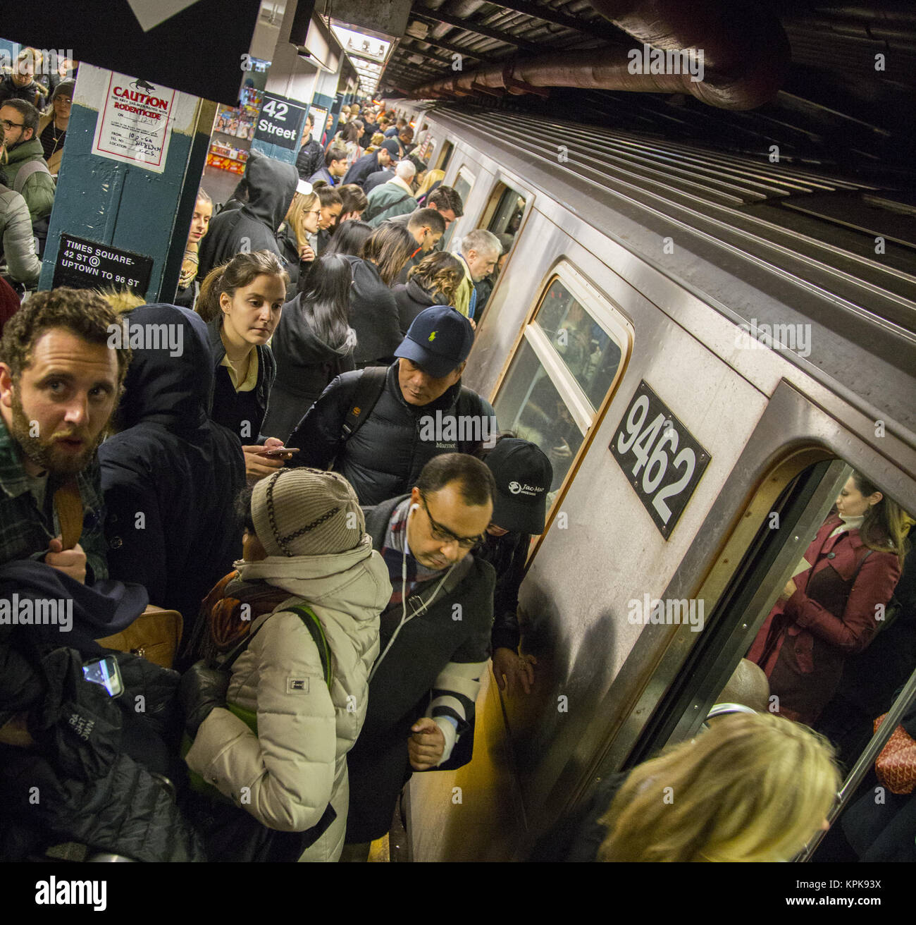 Overly crowded subway train platform during the evening rush hour at ...