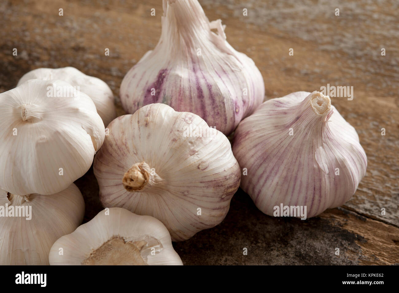 Group of fresh garlic bulbs Stock Photo - Alamy