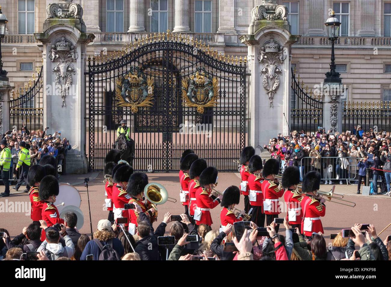 Tourists take photos of the Changing of the Guard ceremony Stock Photo ...