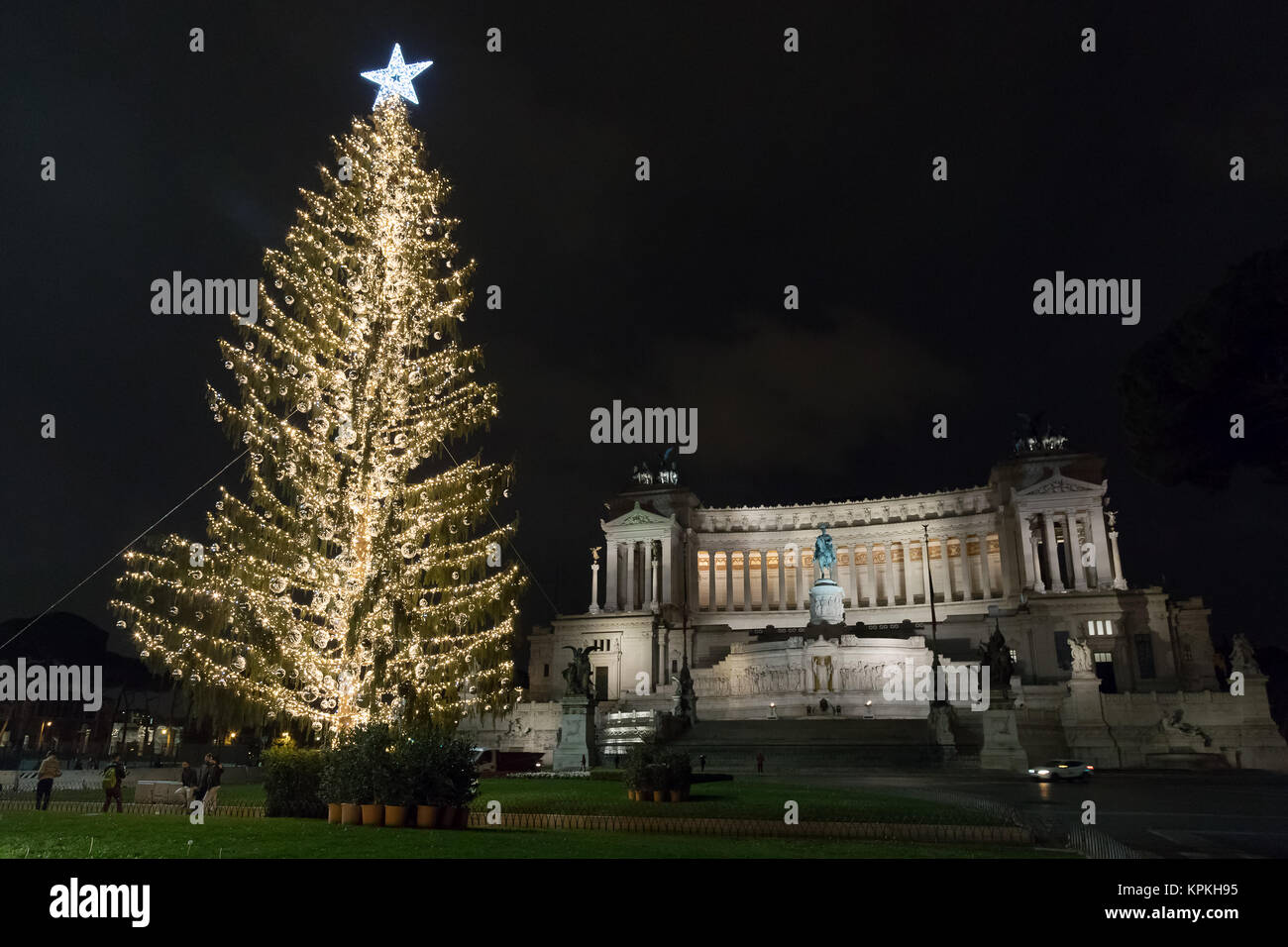 Silver balls statue hi-res stock photography and images - Alamy
