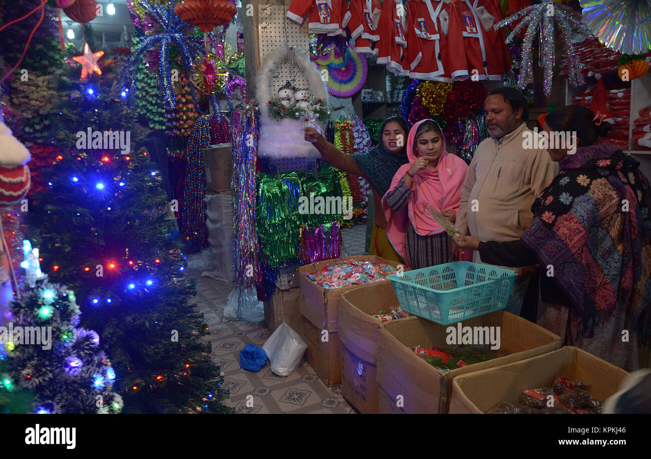 Lahore, Pakistan. 16th Dec, 2017. Pakistani Christians buying ...