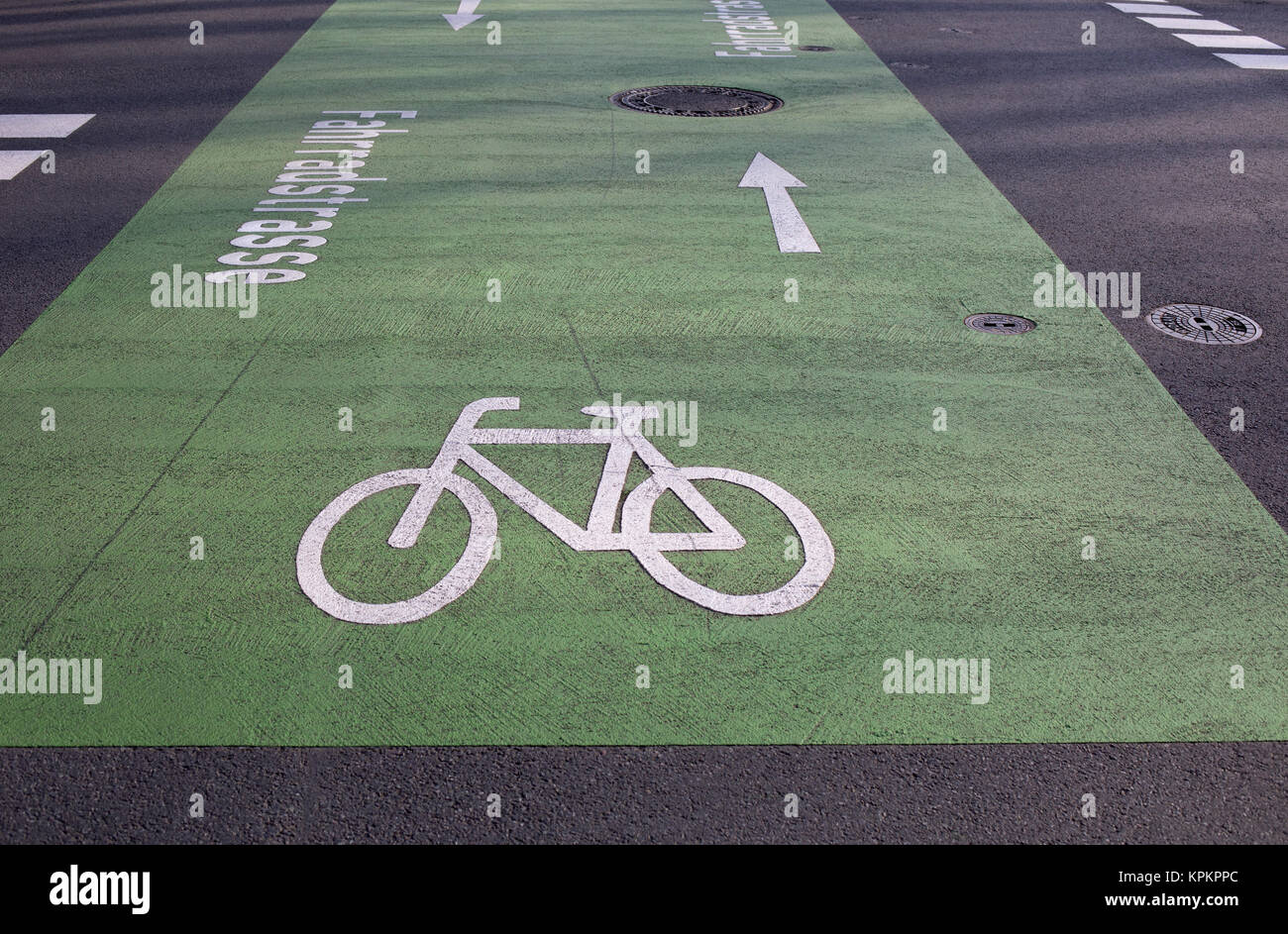 Road marking of cycle hi-res stock photography and images - Alamy