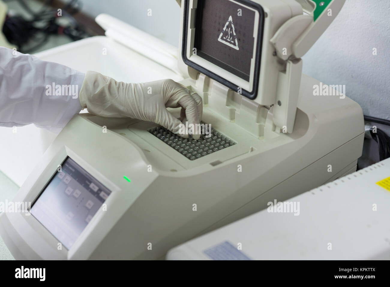 Lab sample robot hi-res stock photography and images - Alamy