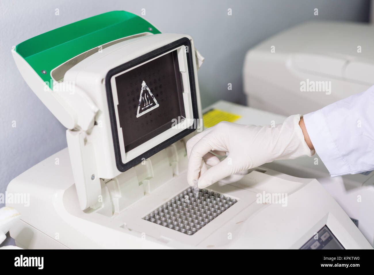 Lab sample robot hi-res stock photography and images - Alamy