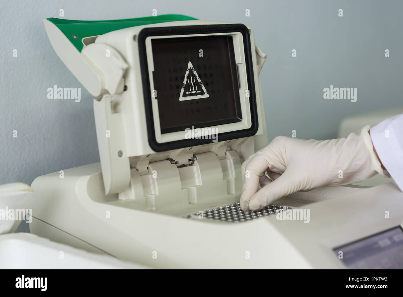 Lab sample robot hi-res stock photography and images - Alamy