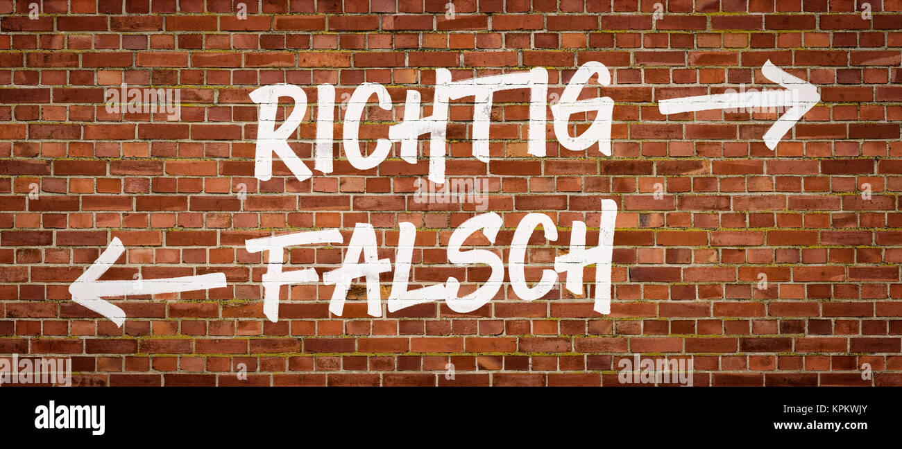Schrift auf Backsteinmauer - Richtig oder Falsch Stock Photo - Alamy