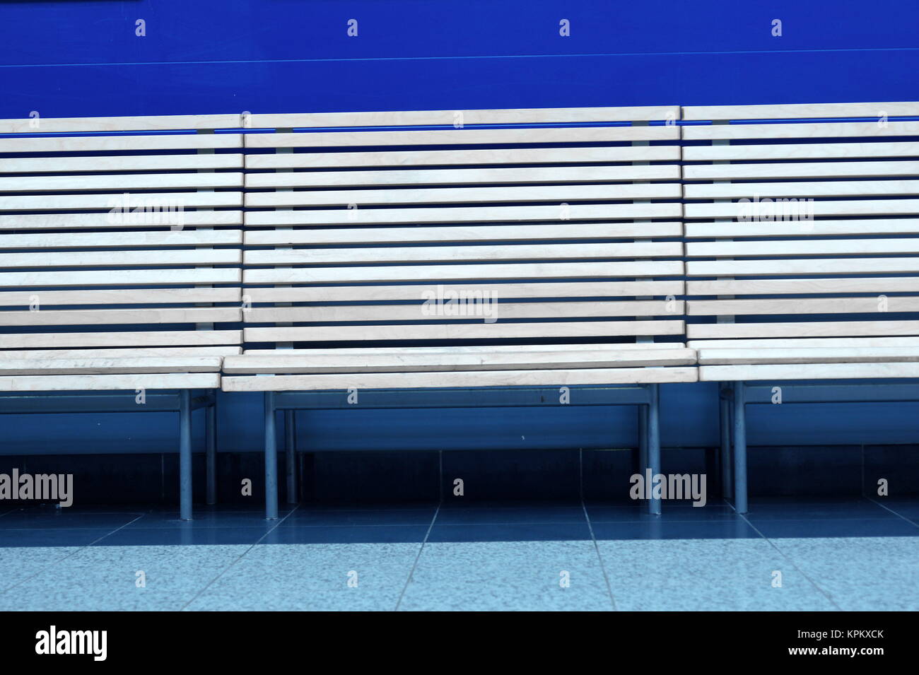 Benches background hi-res stock photography and images - Alamy