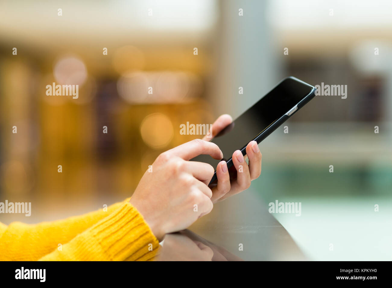 Woman holding cellphone Stock Photo - Alamy