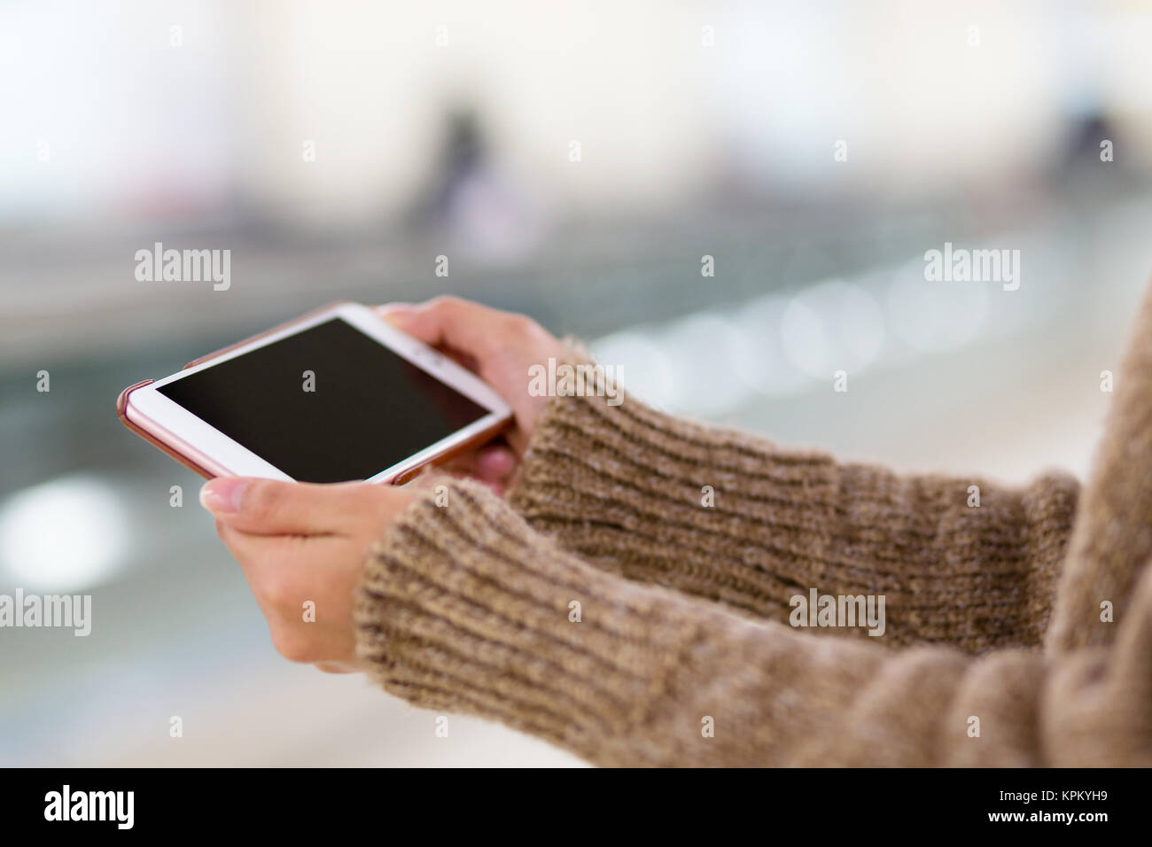 Woman play game on cellphone Stock Photo - Alamy