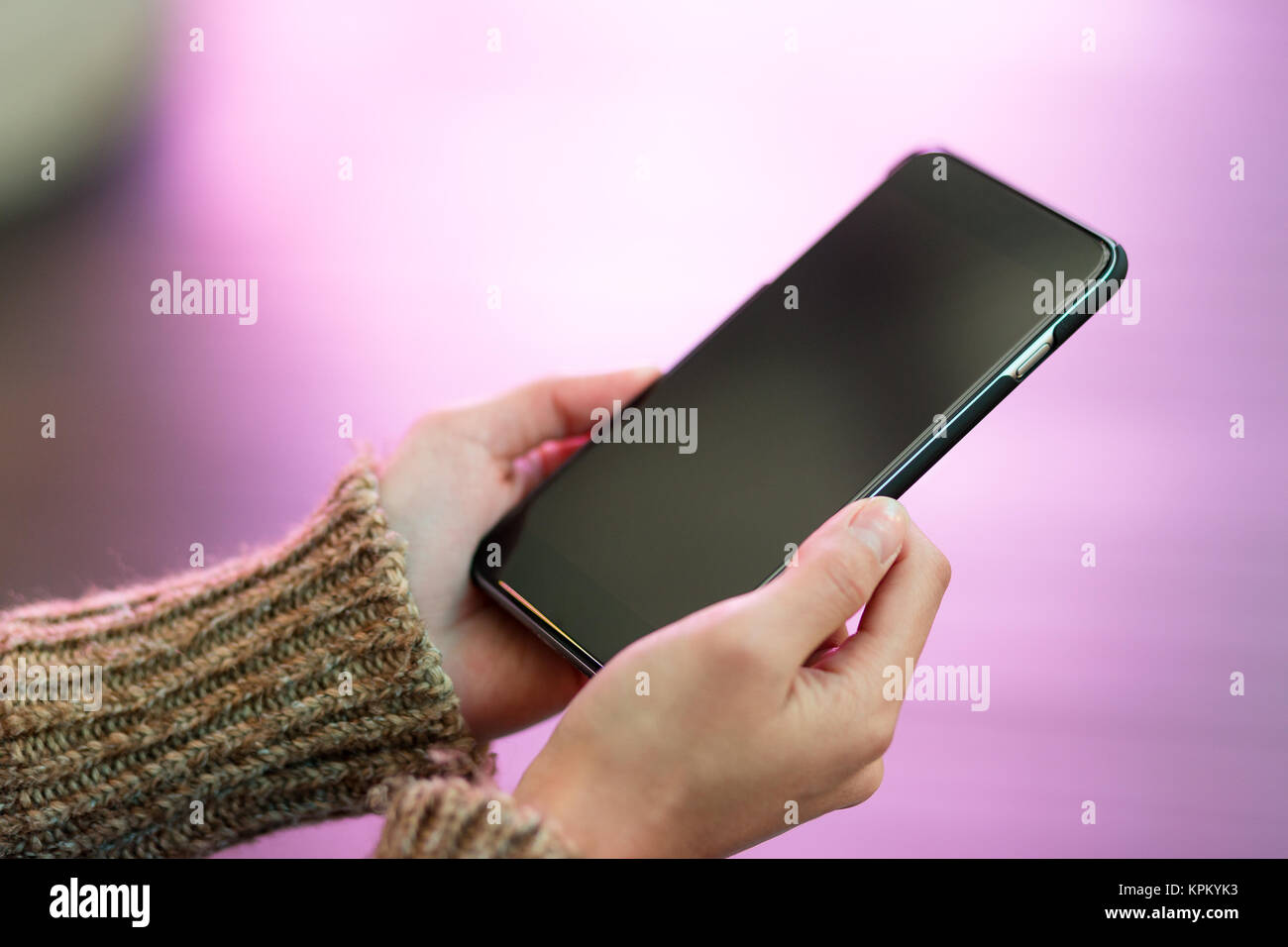 Woman holding cellphone Stock Photo - Alamy