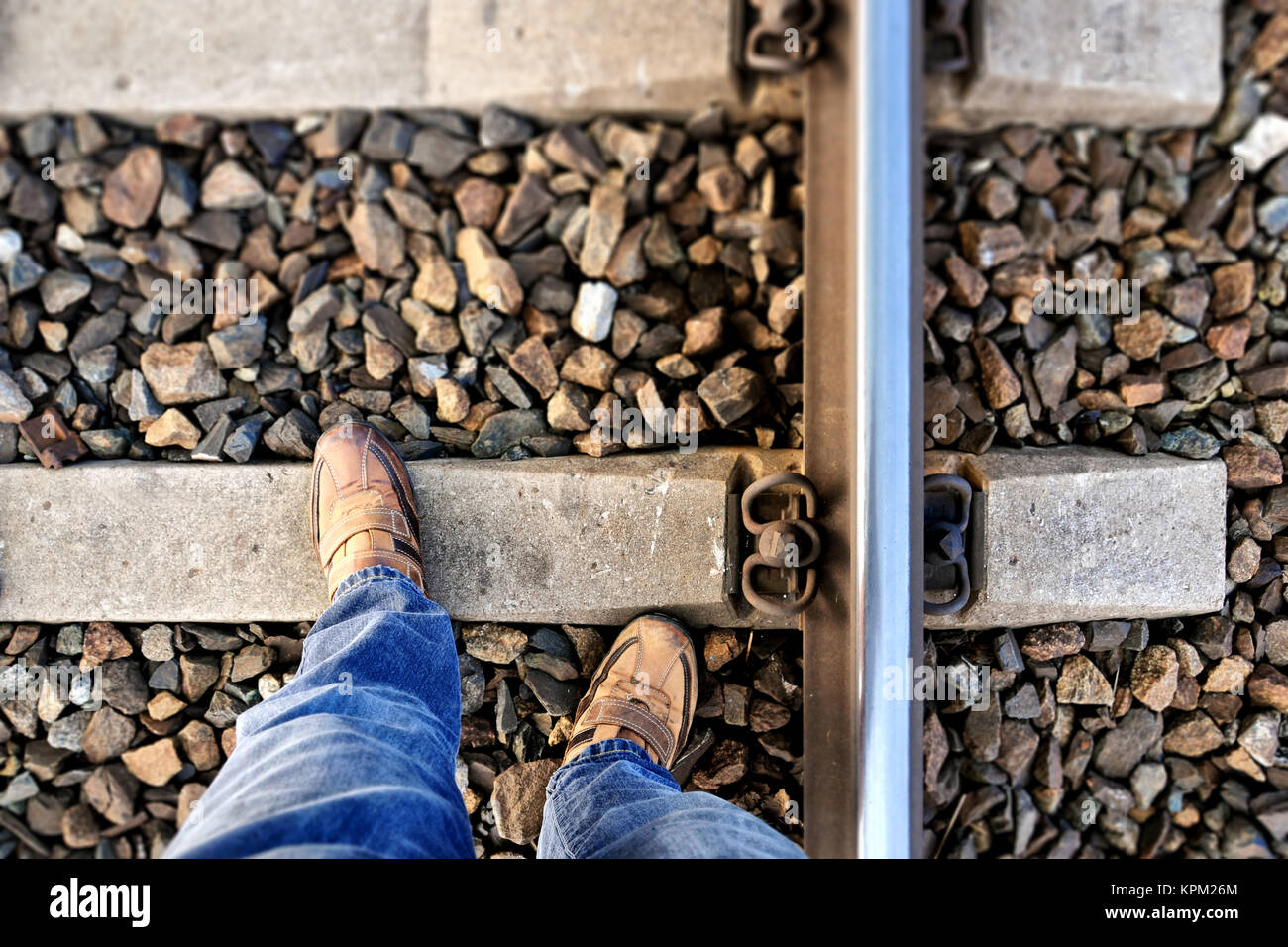 Eine Person geht auf Schienen Stock Photo - Alamy