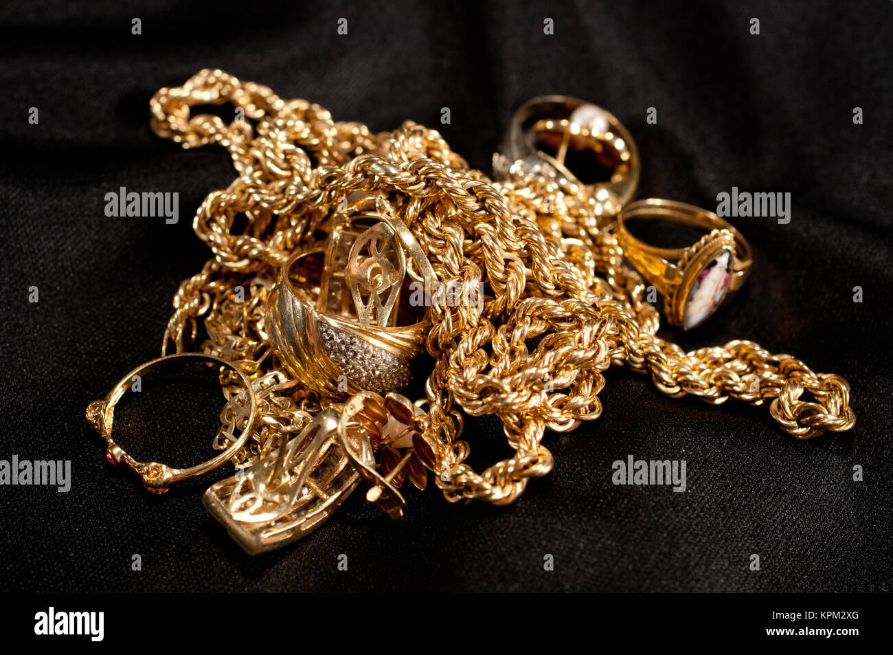 Pile of gold jewellery hi-res stock photography and images - Alamy