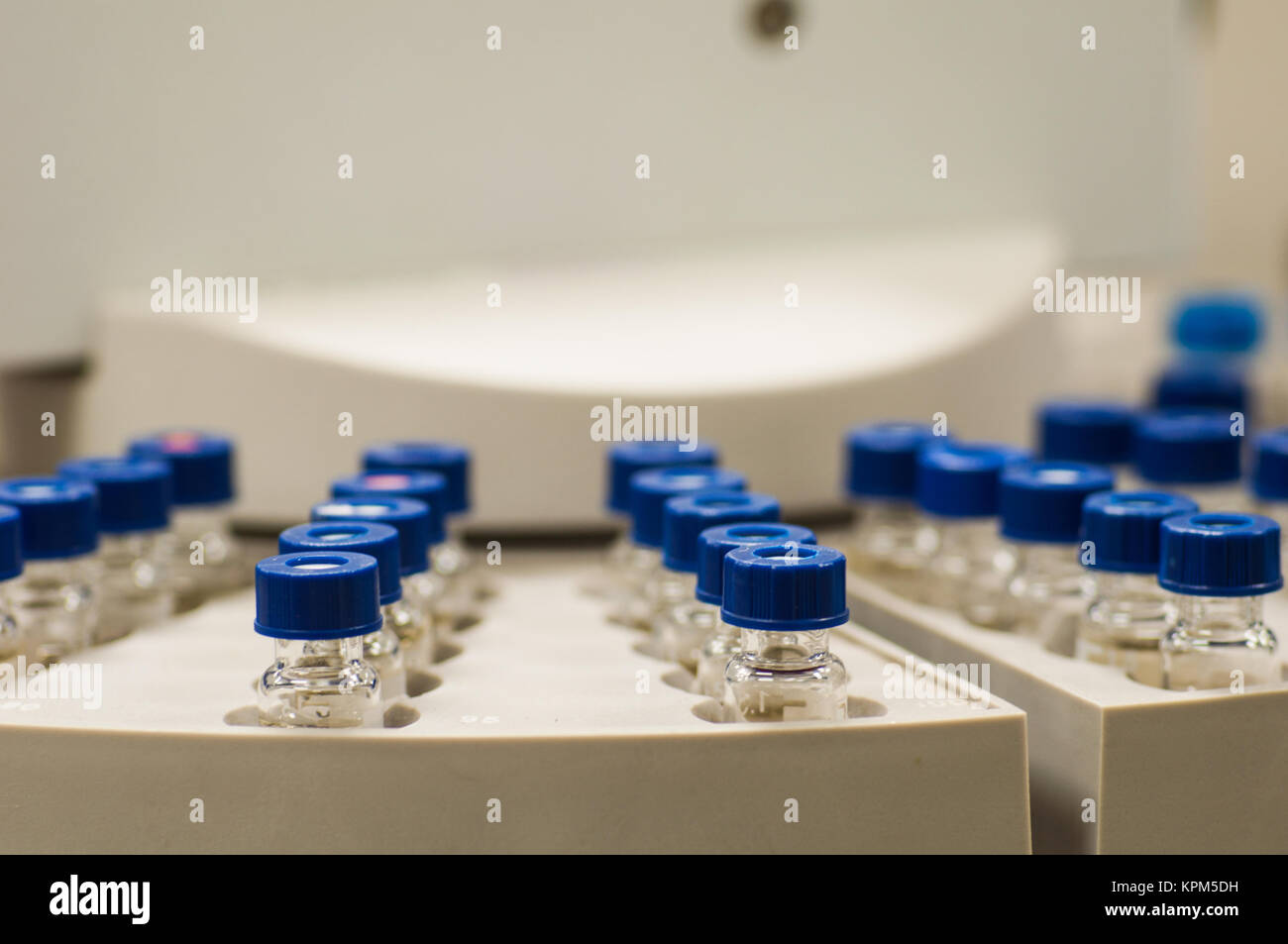 Lab analyse drug sample hi-res stock photography and images - Alamy