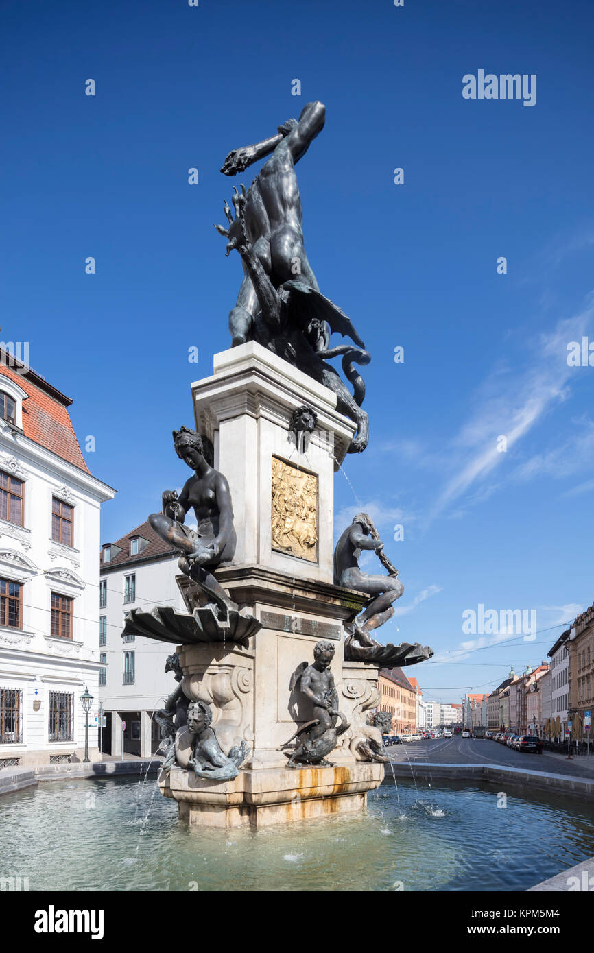 The statues of hercules hi-res stock photography and images - Alamy