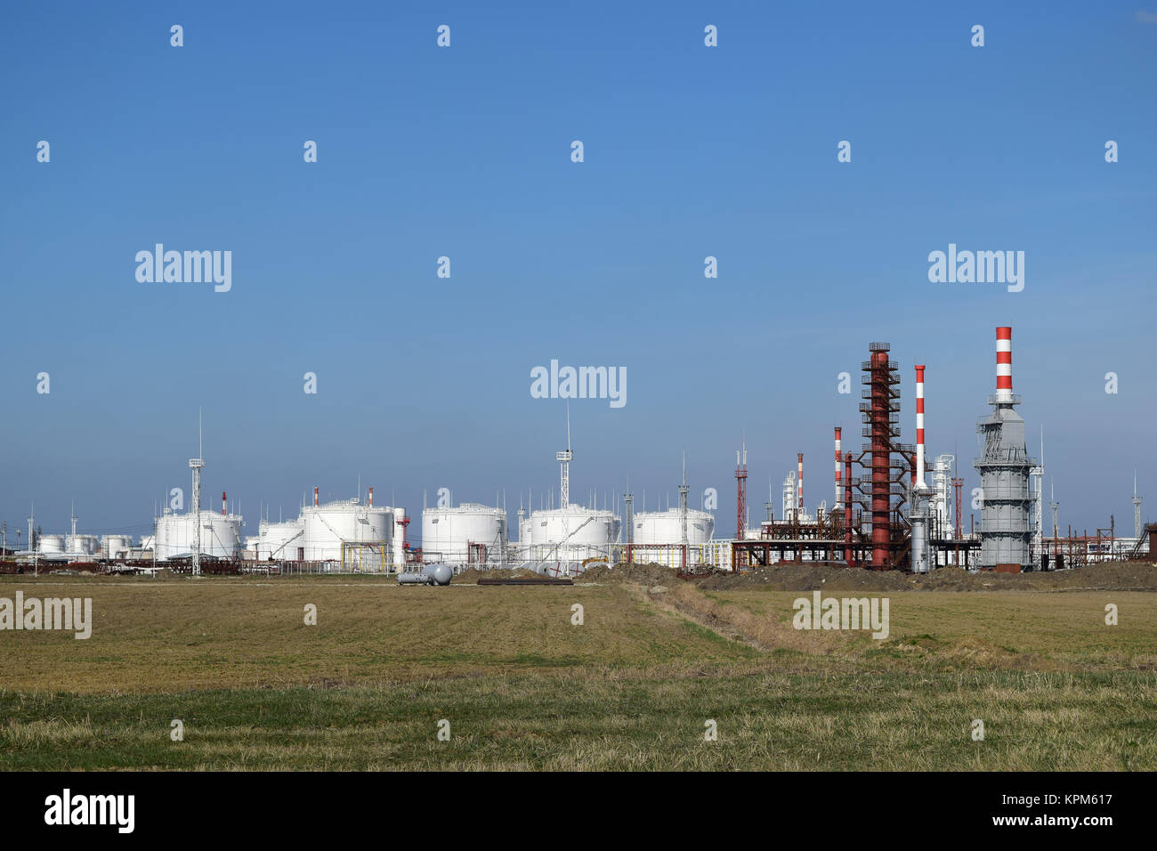 Crude oil refinery distillation column hi-res stock photography and ...