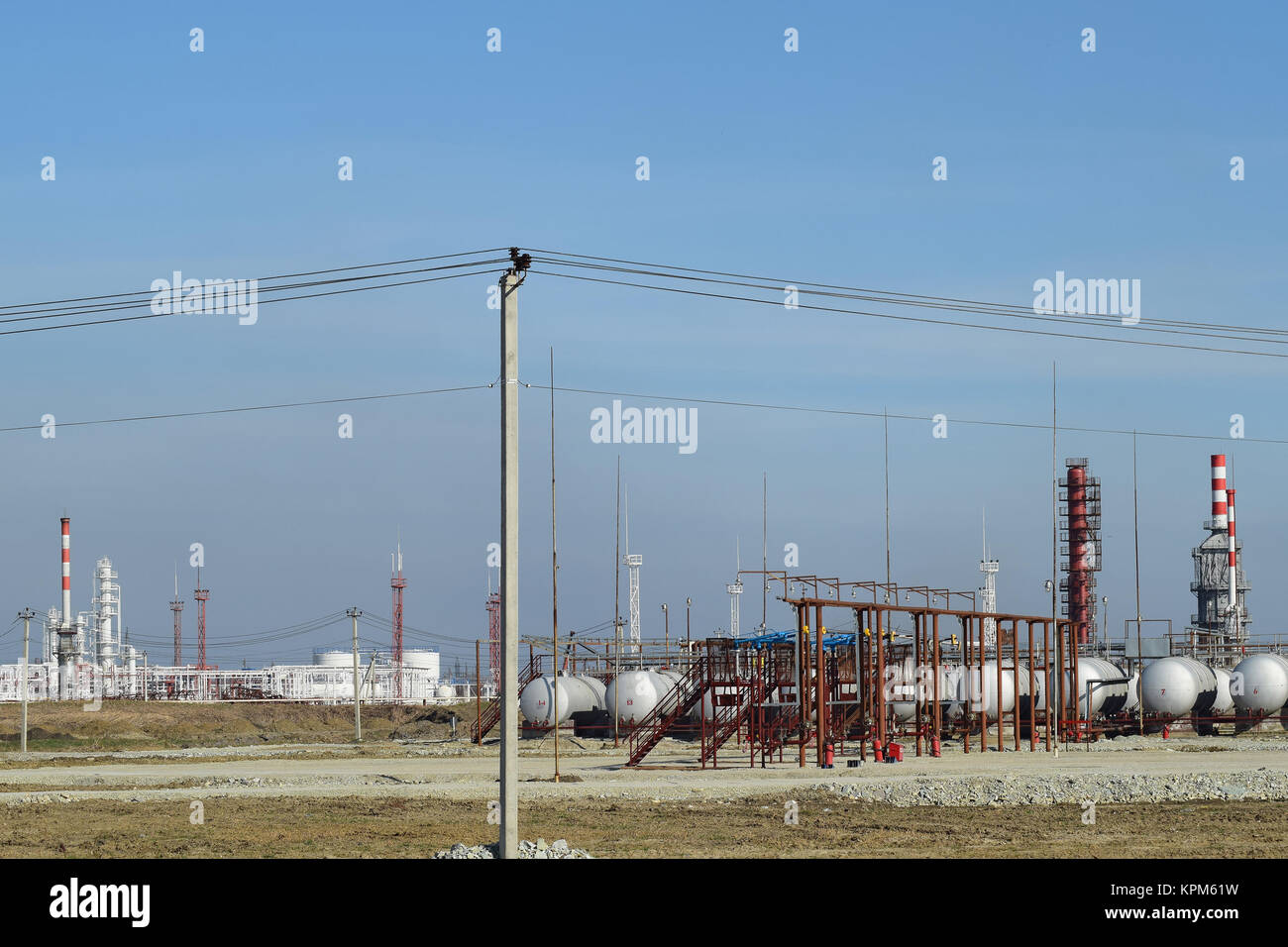 Overpass loading of oil products and fuel storage vessels Stock Photo ...