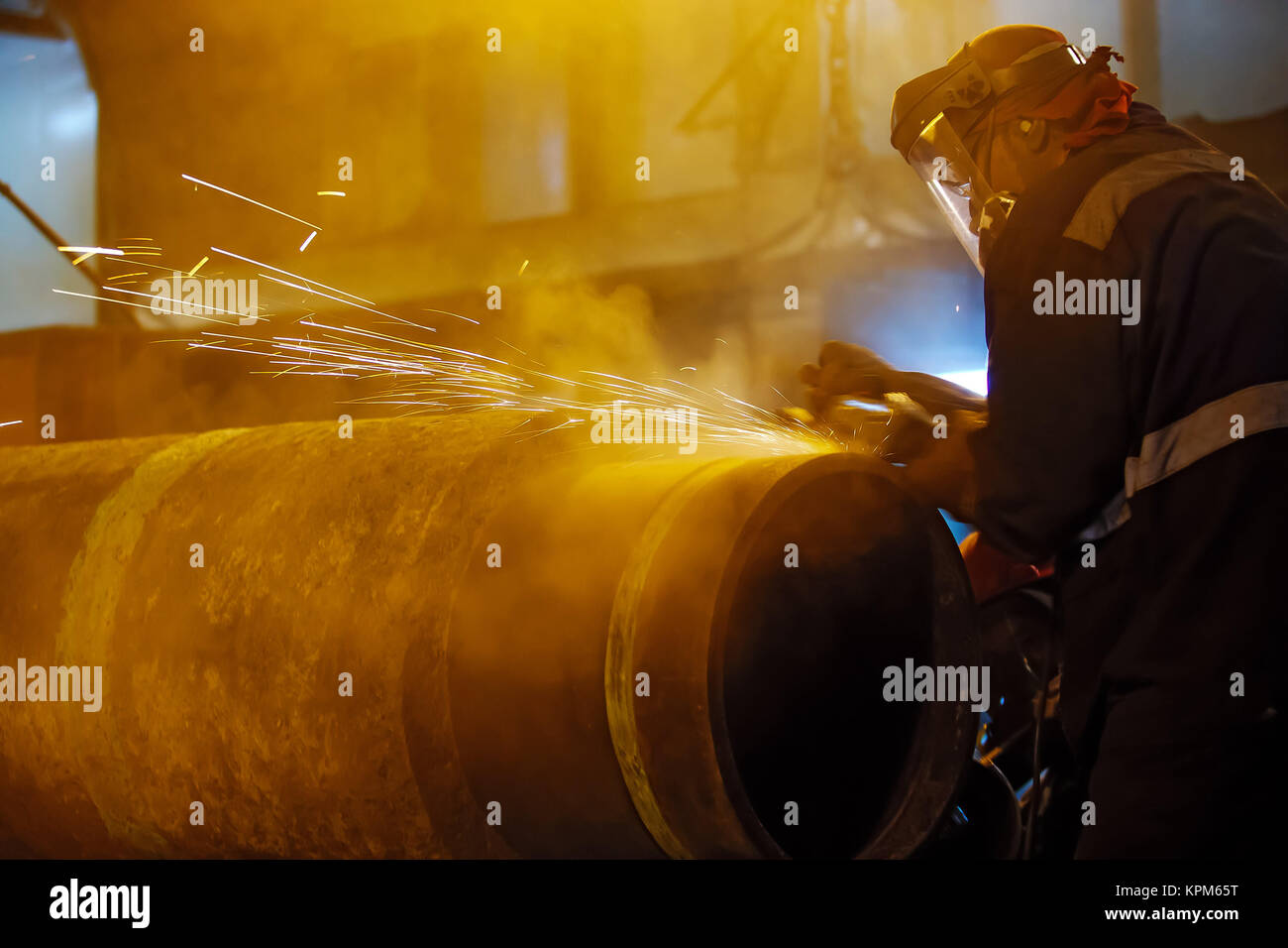 Sanding butt pipeline connection. Preparation of metal for welding ...