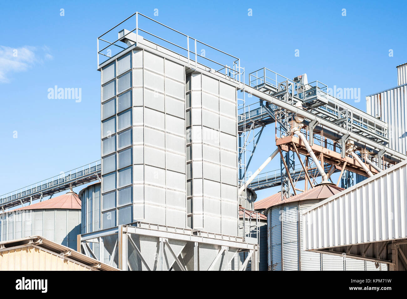 Storage facility cereals and production of bio gas; silos and drying ...