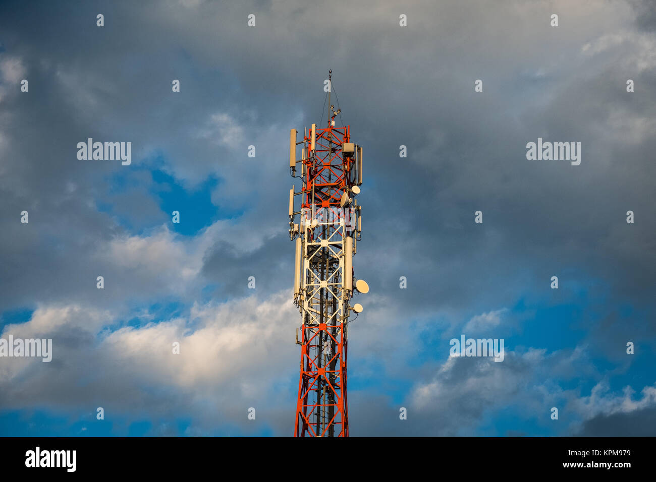 Cellular network signal tower hi-res stock photography and images - Alamy