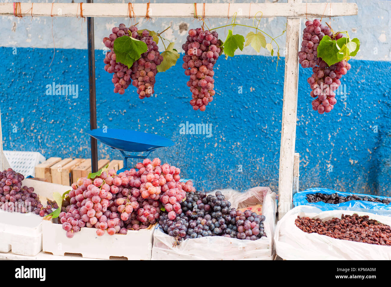 Bunches of grapes on the market Stock Photo - Alamy