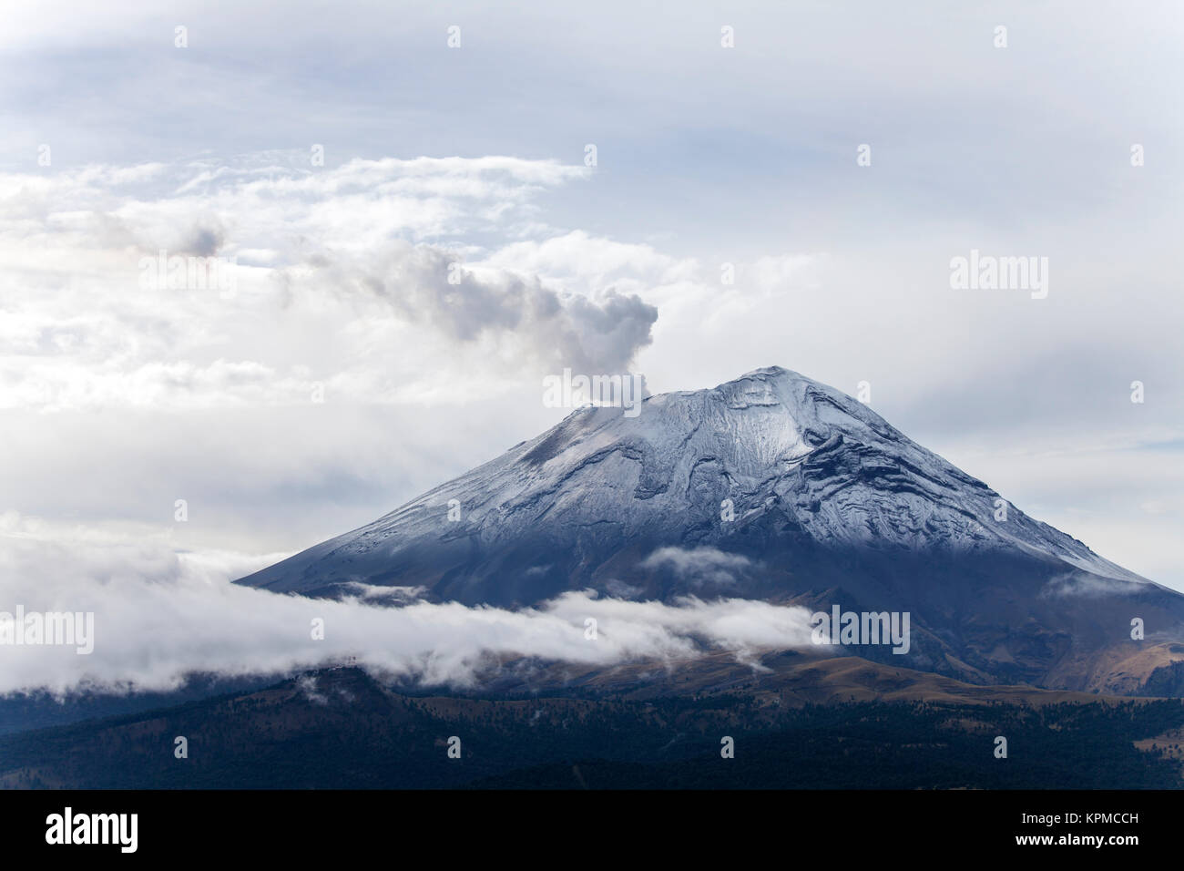Popocatepetl Vulkan in Mexiko im Sommer Stock Photo - Alamy