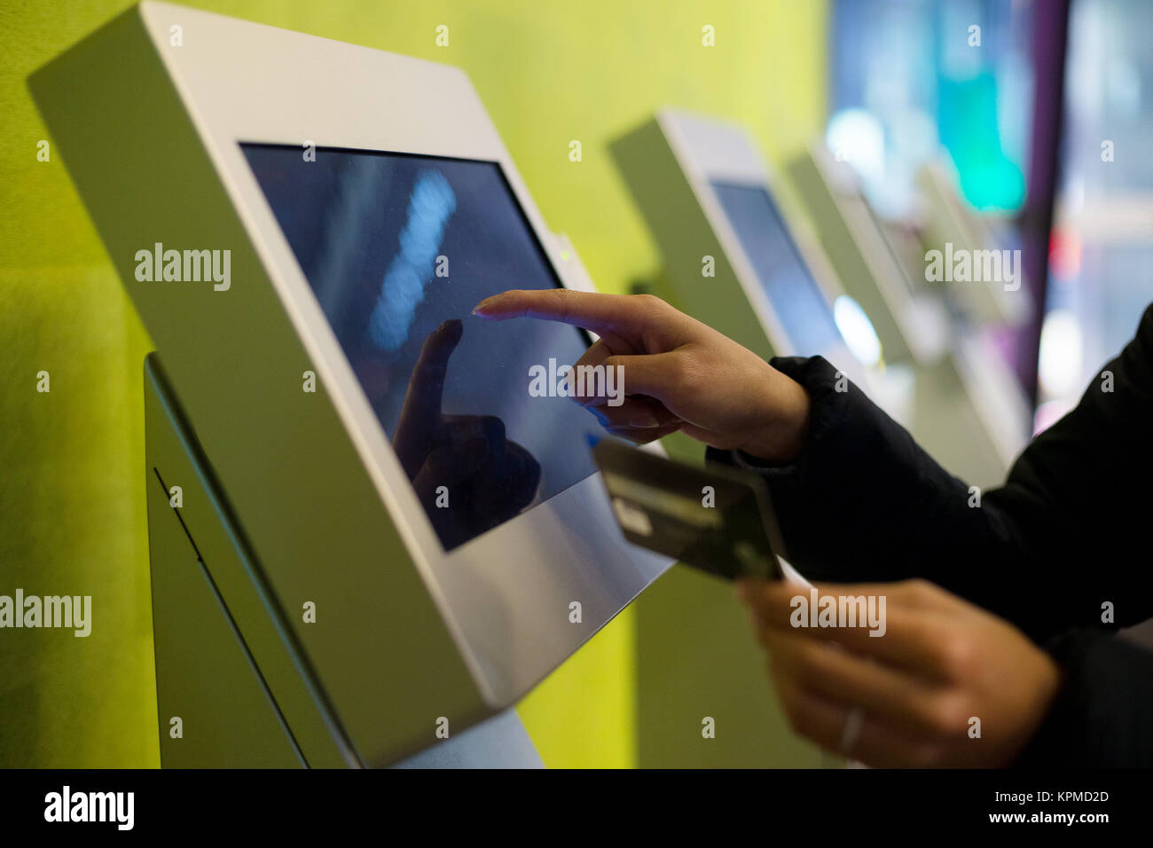 Woman using credit card for paying ticketing machine Stock Photo - Alamy