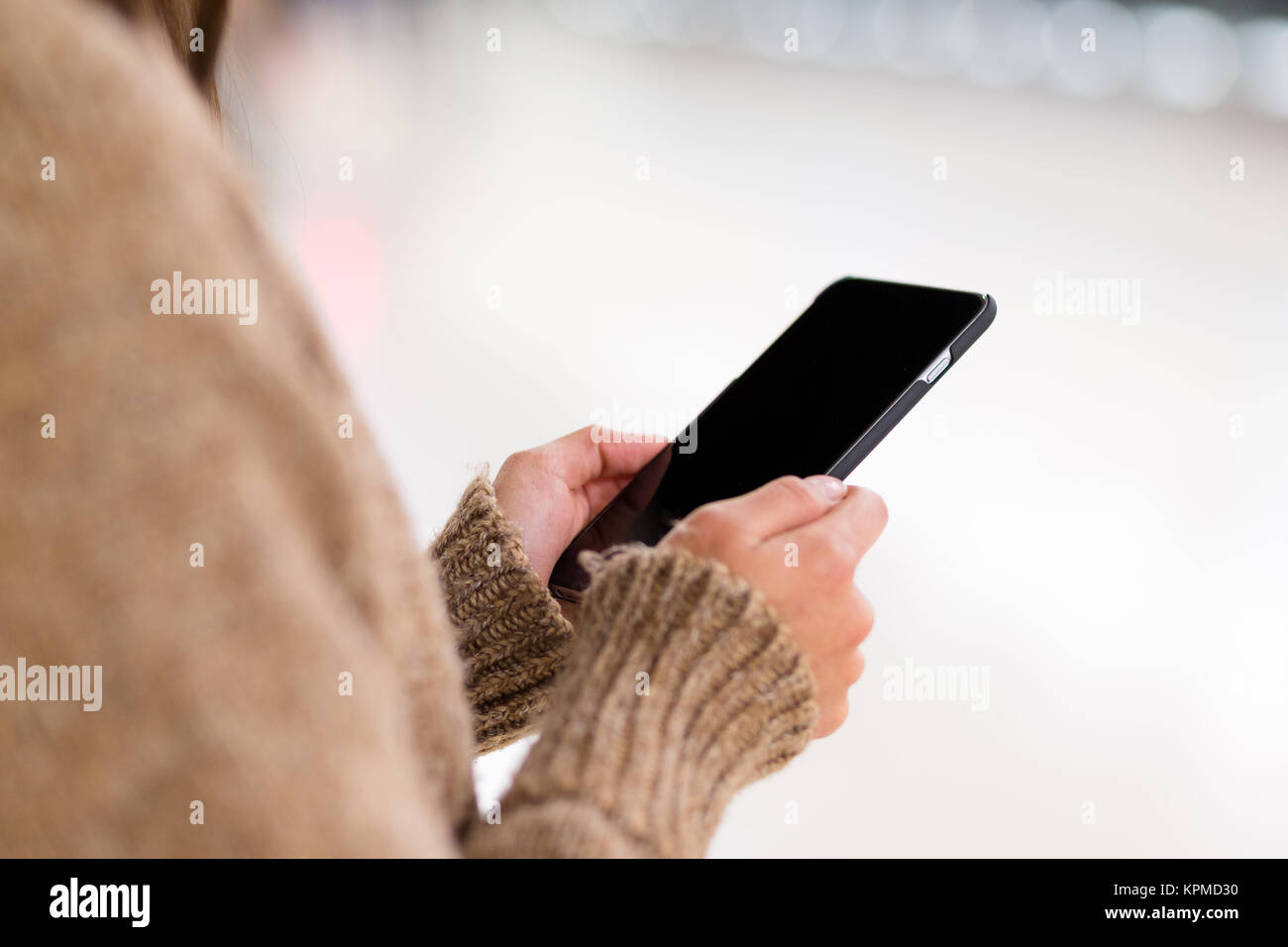 Woman hand holding mobile phone Stock Photo - Alamy