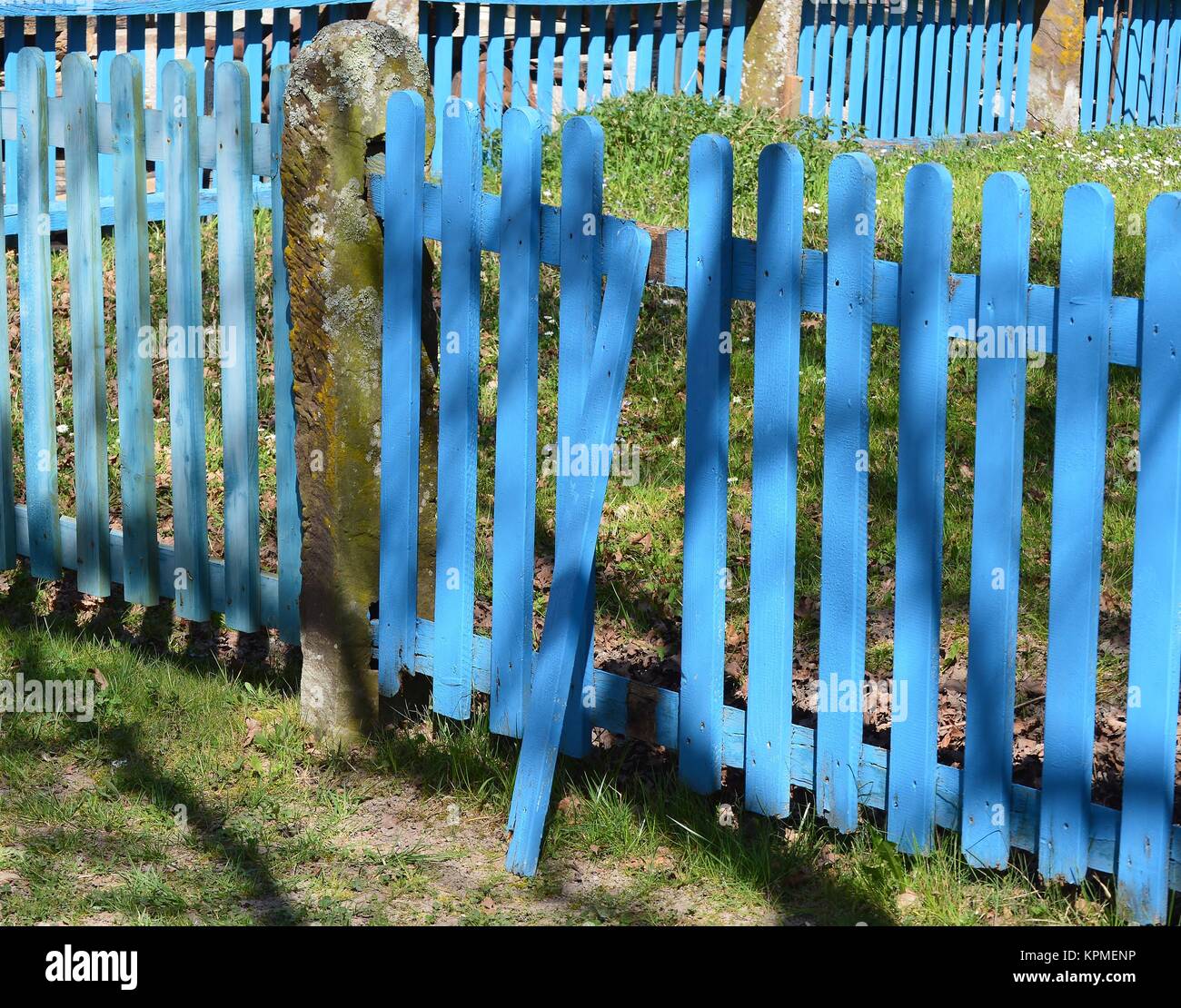 Paling fencing hi-res stock photography and images - Alamy