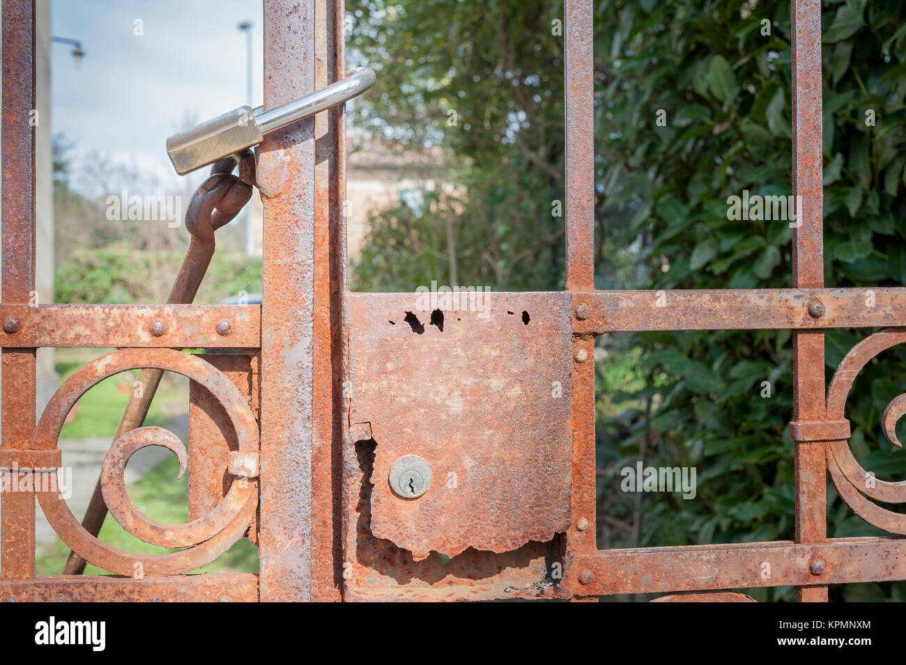 Rusty metal gate closed with padlock - concept image Stock Photo - Alamy