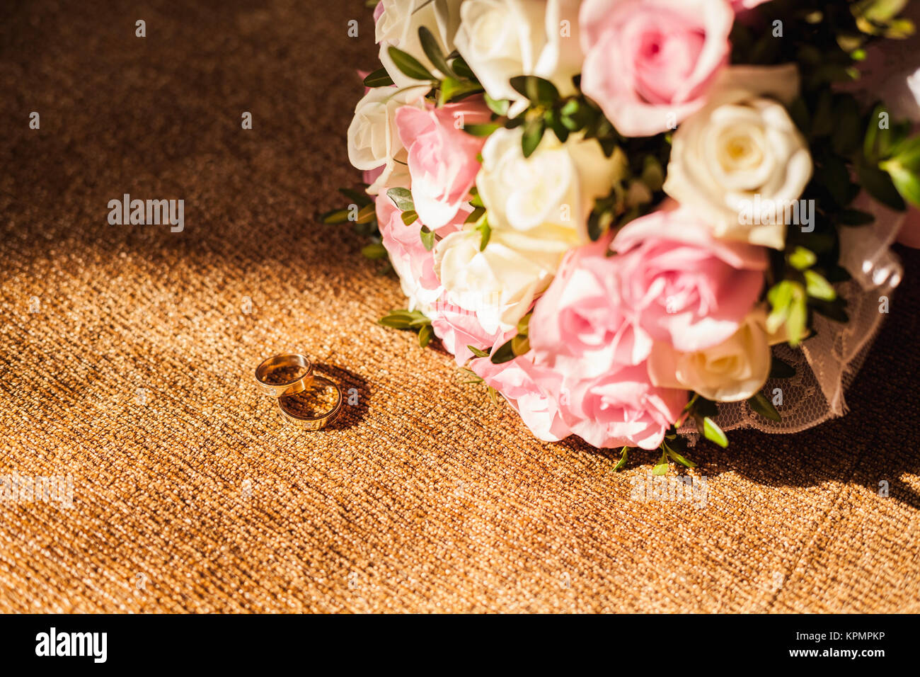 The wedding rings with pink roses Stock Photo - Alamy