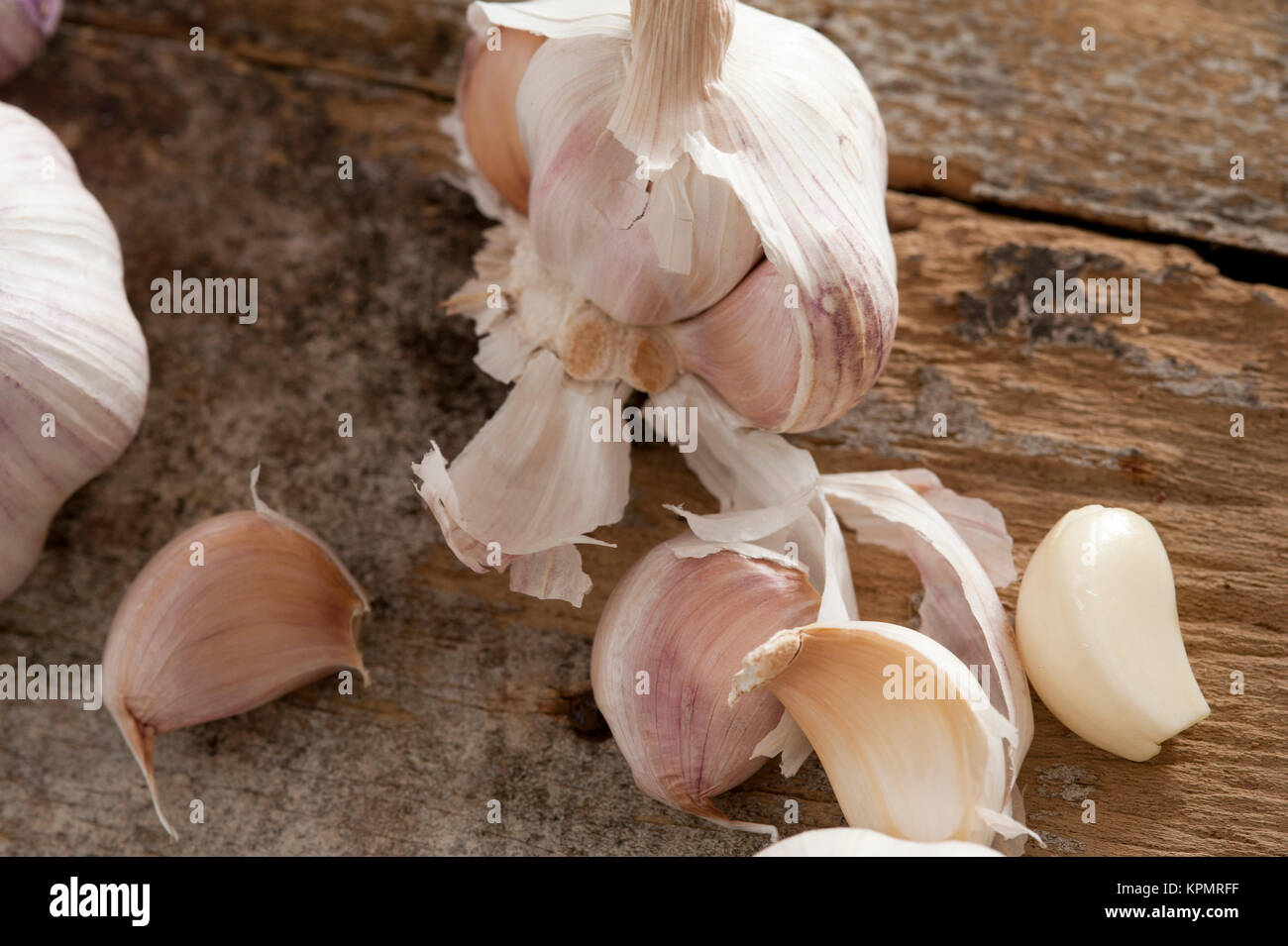 Fresh raw garlic cloves Stock Photo - Alamy
