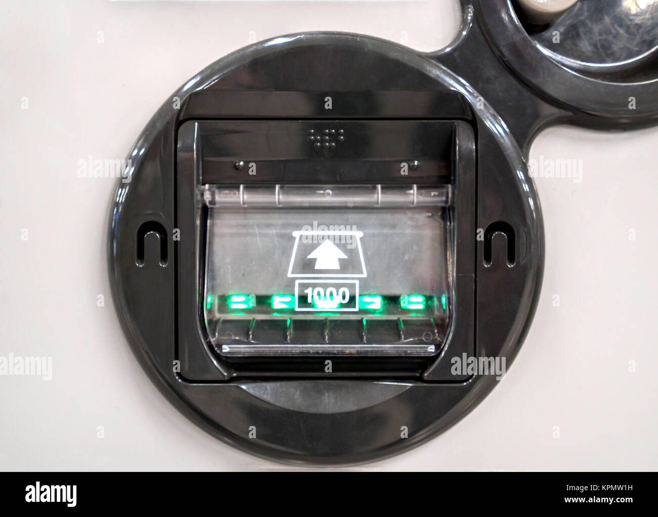 vending Machine banknote insert Stock Photo - Alamy