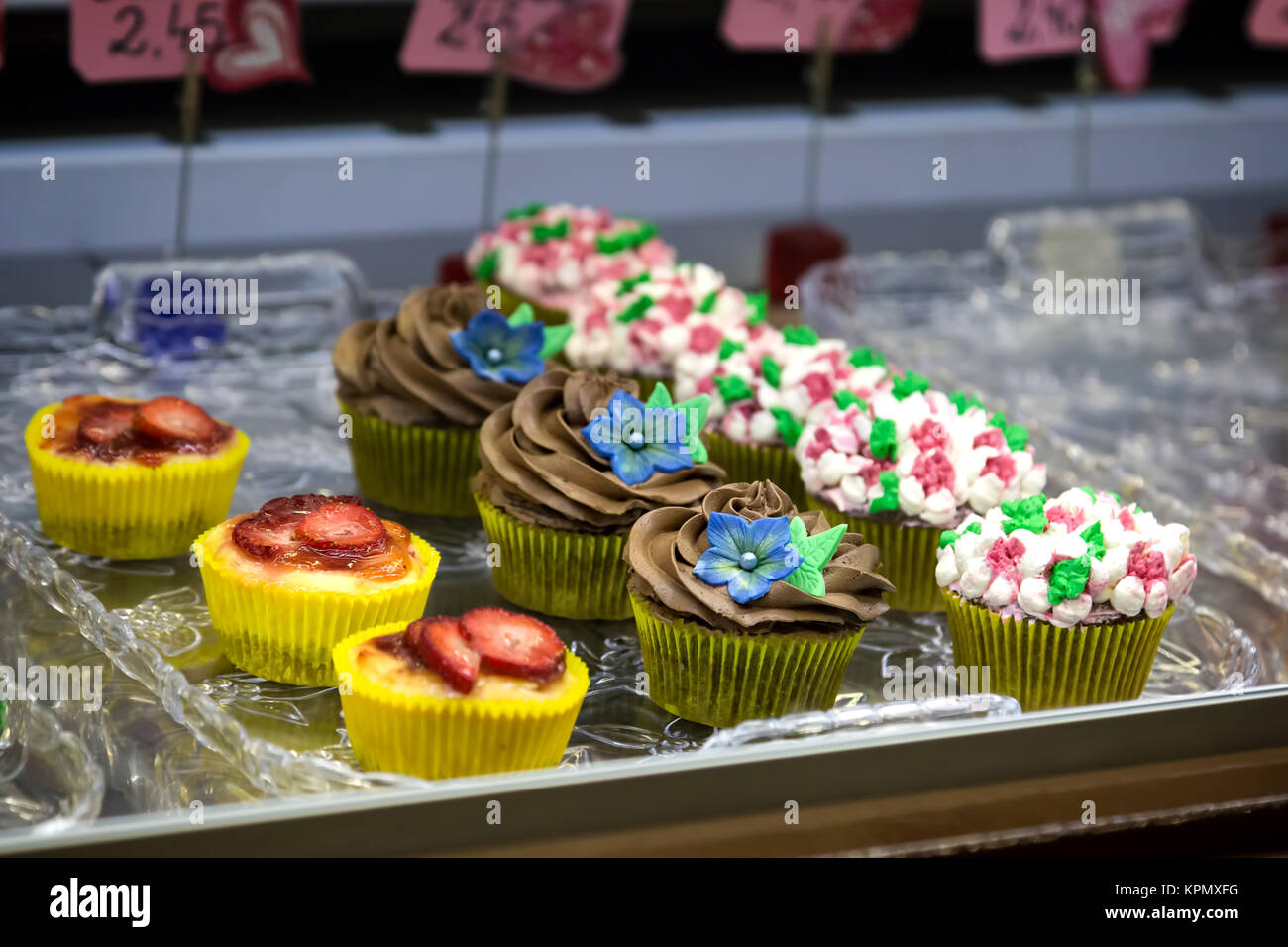 Array cupcakes hi-res stock photography and images - Alamy