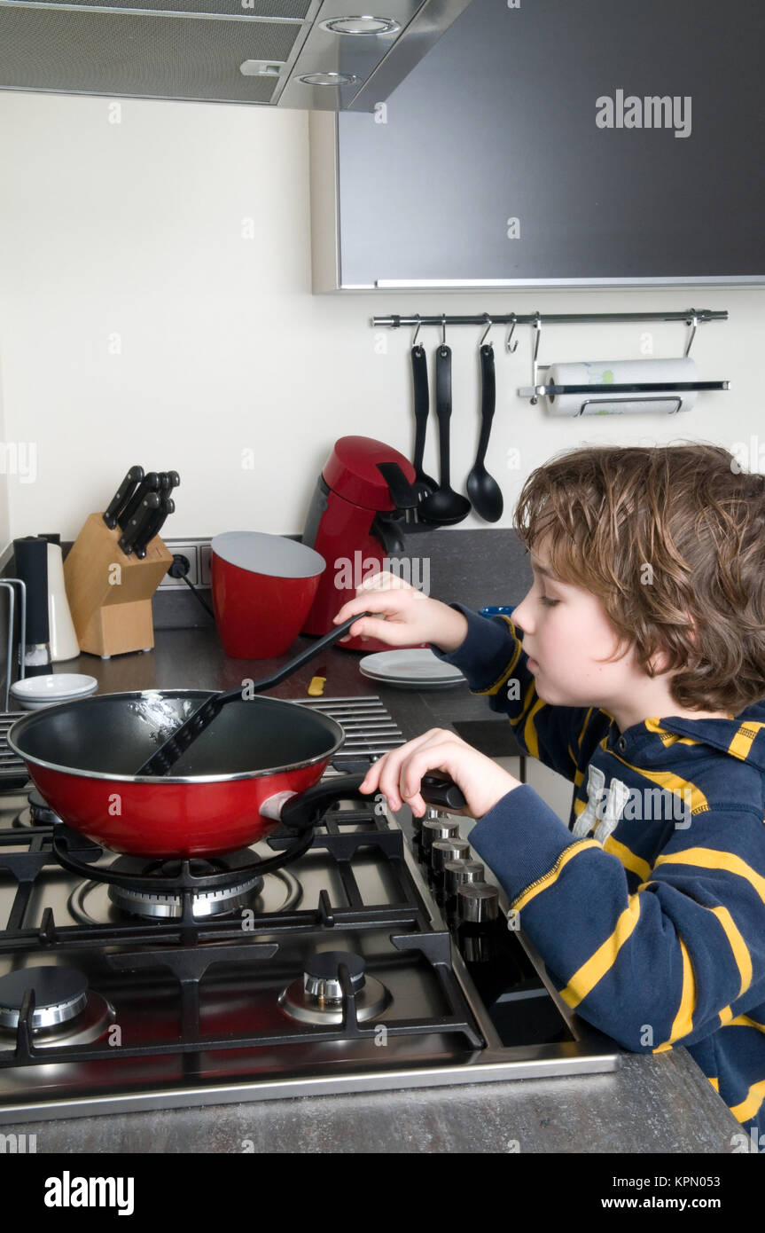 Teens cook hi-res stock photography and images - Alamy