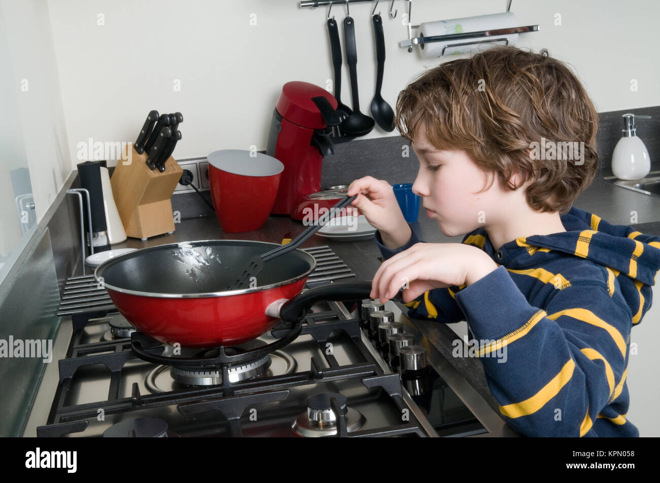 Teens cook hi-res stock photography and images - Alamy