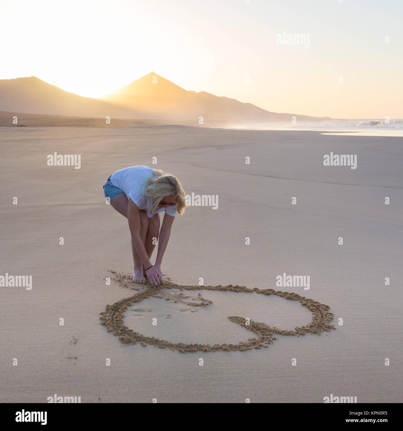 Girls drawing in sand hi-res stock photography and images - Alamy