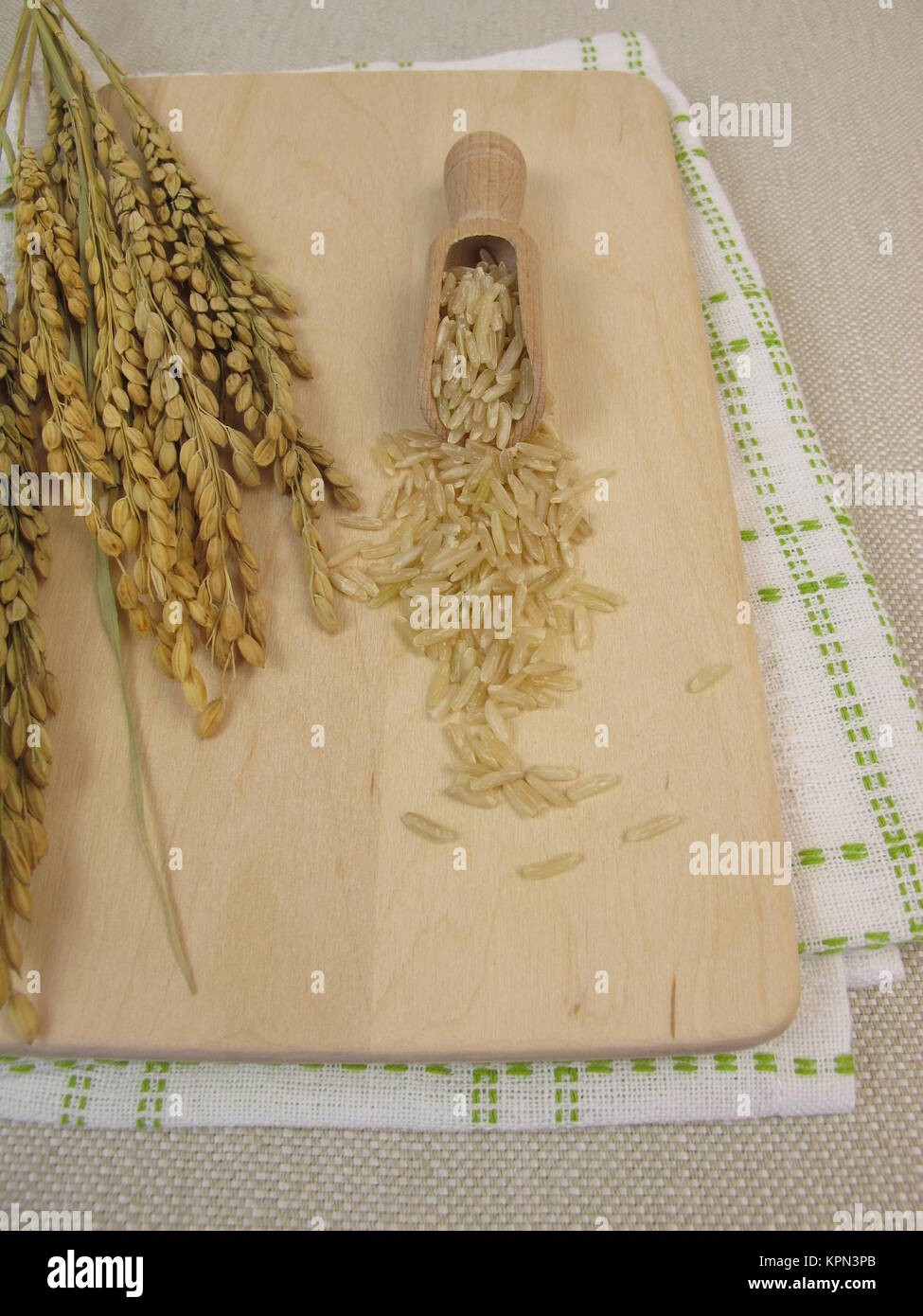 raw wholegrain rice and reisrispen Stock Photo - Alamy